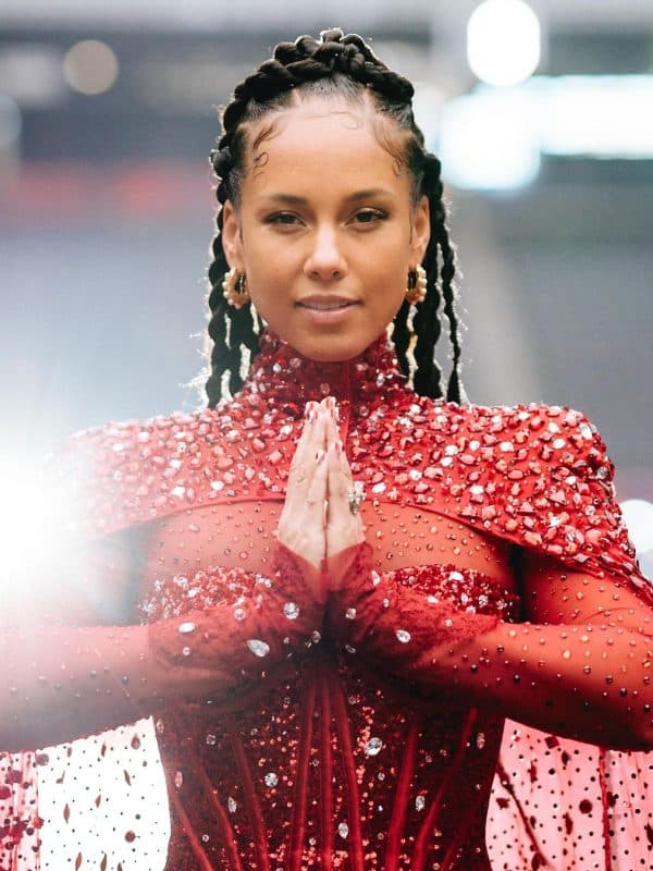 Alicia Keys Sports Fresh-Faced Make-Up at Super Bowl HalfTime Show ...