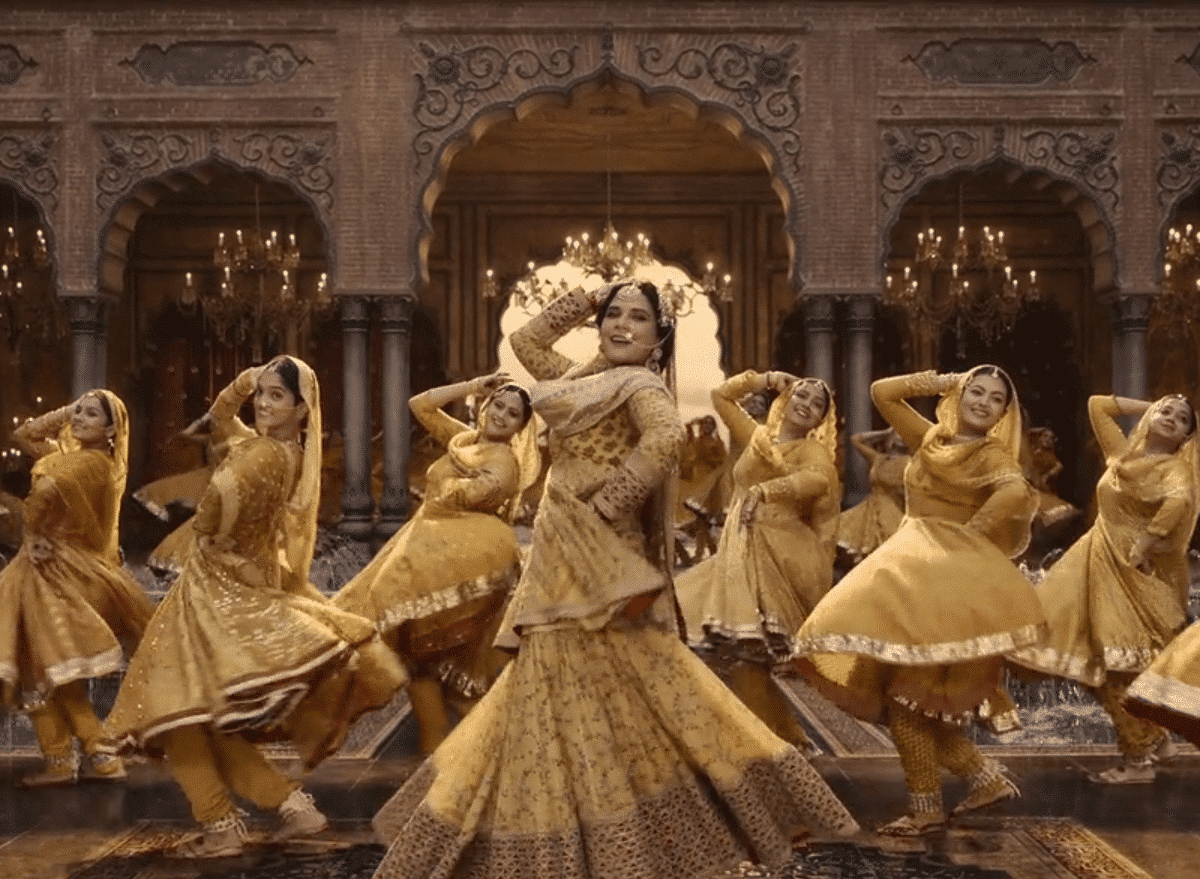 9 Heeramandi Outfits That Took Our Breath Away