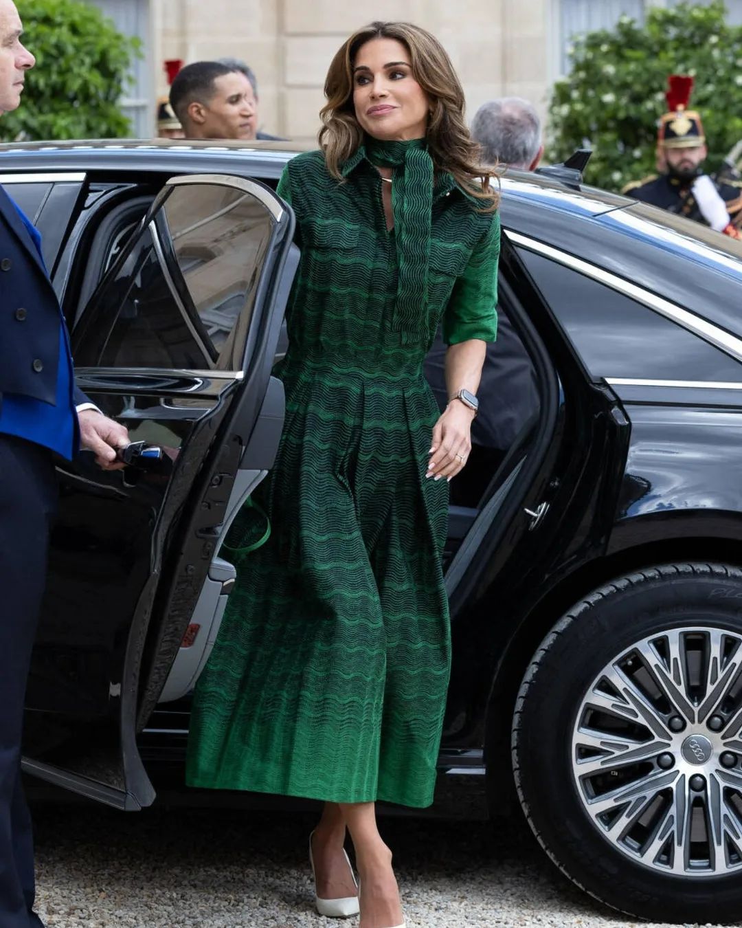 In Pictures: Queen Rania Stuns in Elie Saab During Official Paris Visit ...